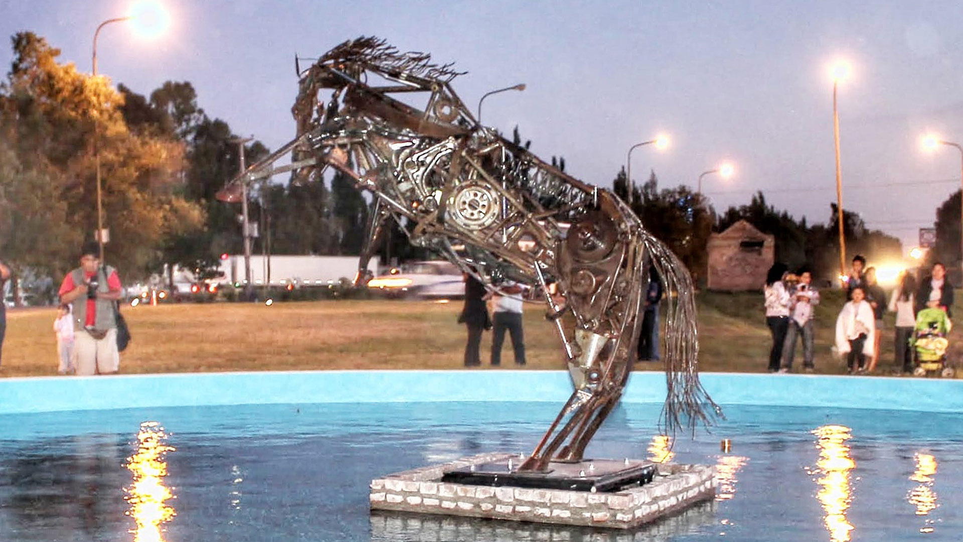 Monumento a La Picasa - Cinco Saltos, ciudad del lago, para trabajar y ...